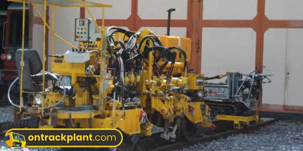 Small Plasser tamper - Photo — ontrackplant.com