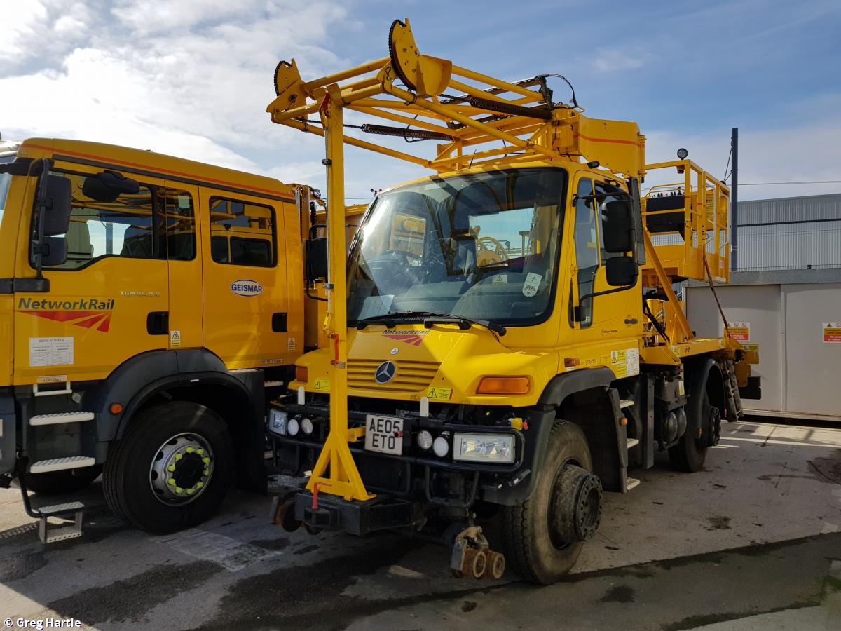 Network Rail - Mercedes-Benz Unimog U400 with Access Platform ...