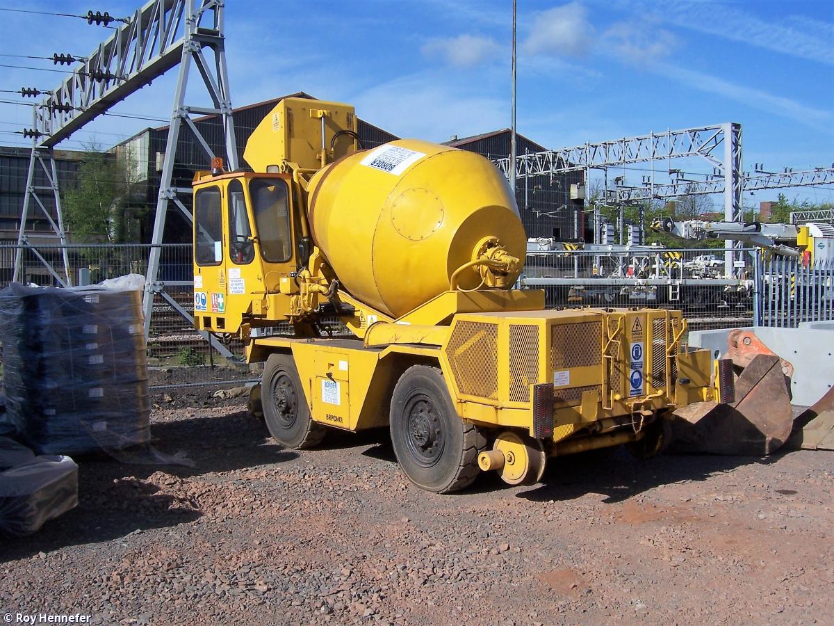 - Messersi Midequip Self loading Concrete Mixer — ontrackplant.com