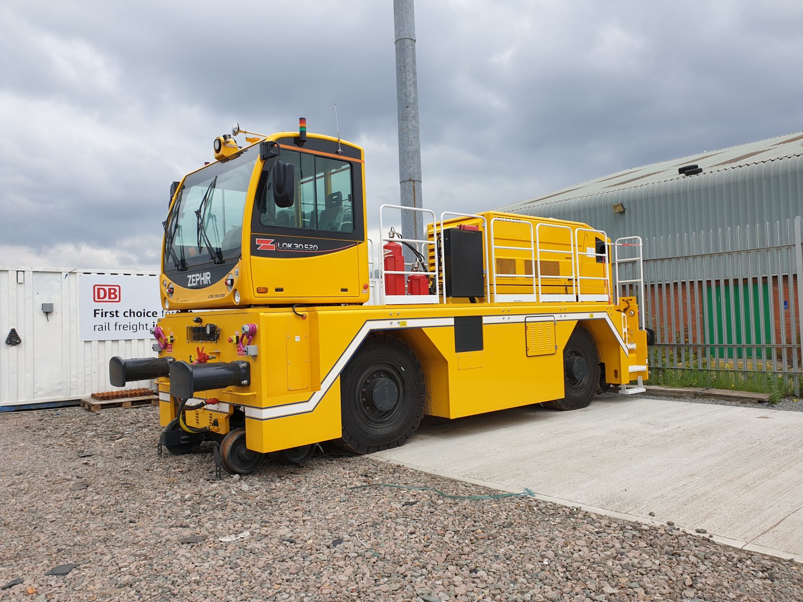 MCL - Zephir LOK 30.520 road-rail shunting locomotive — ontrackplant.com