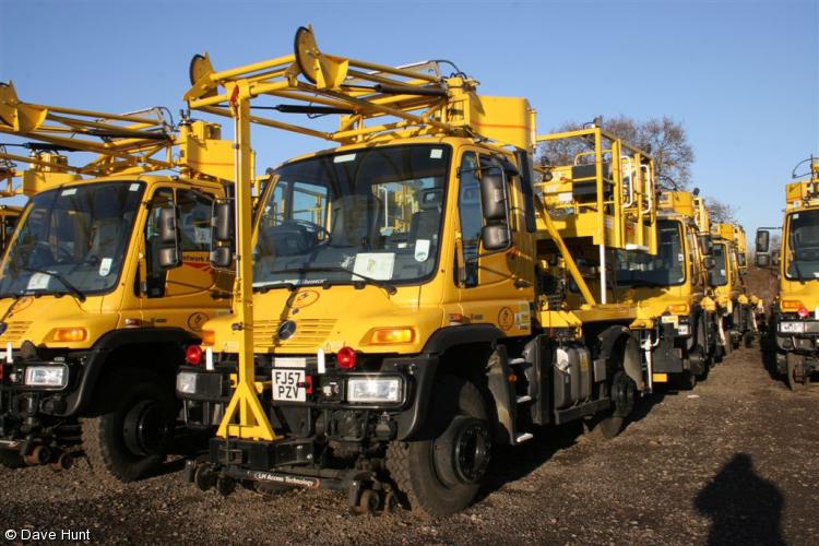 Network Rail - Mercedes-Benz Unimog U400 with Access Platform ...