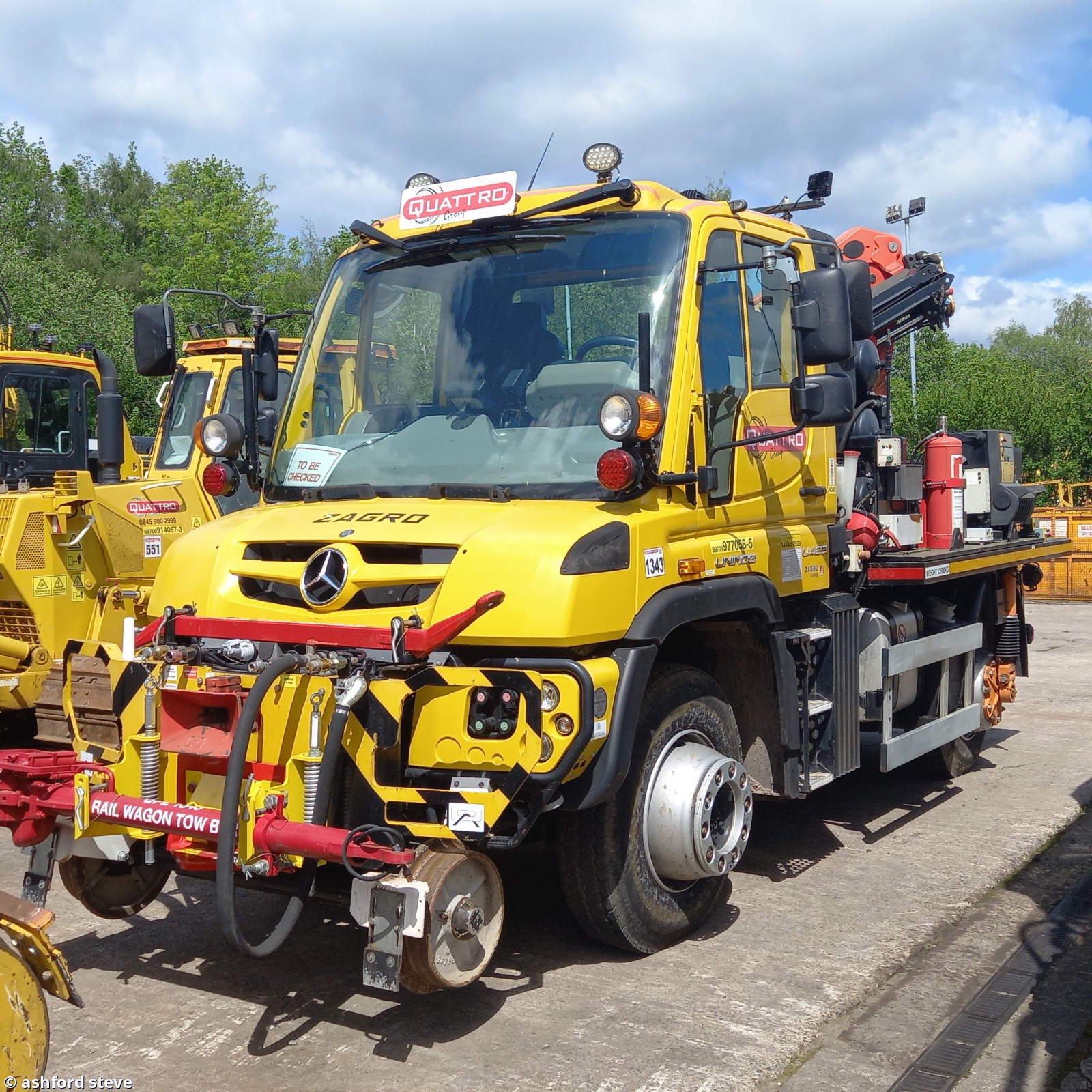 Quattro - Mercedes-Benz Unimog U423 shunter with HIAB — ontrackplant.com