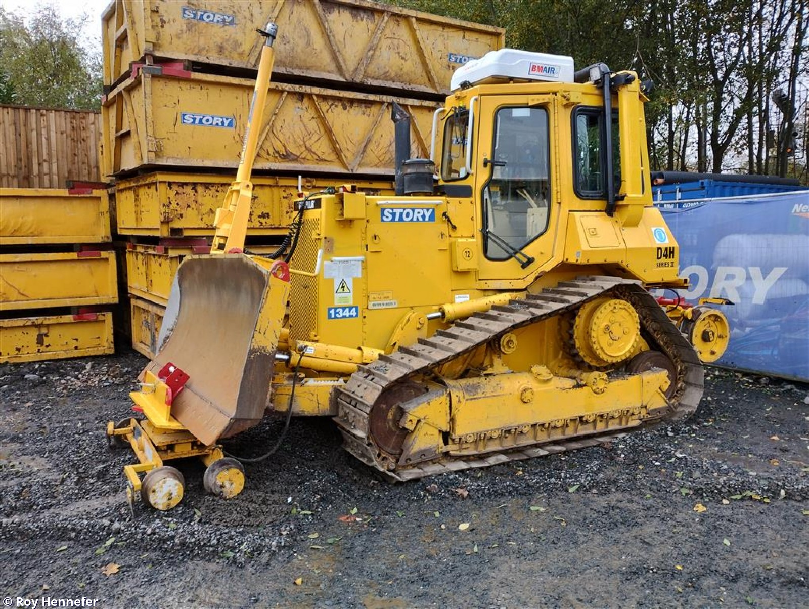 Story Plant - Caterpillar D4H dozer — ontrackplant.com