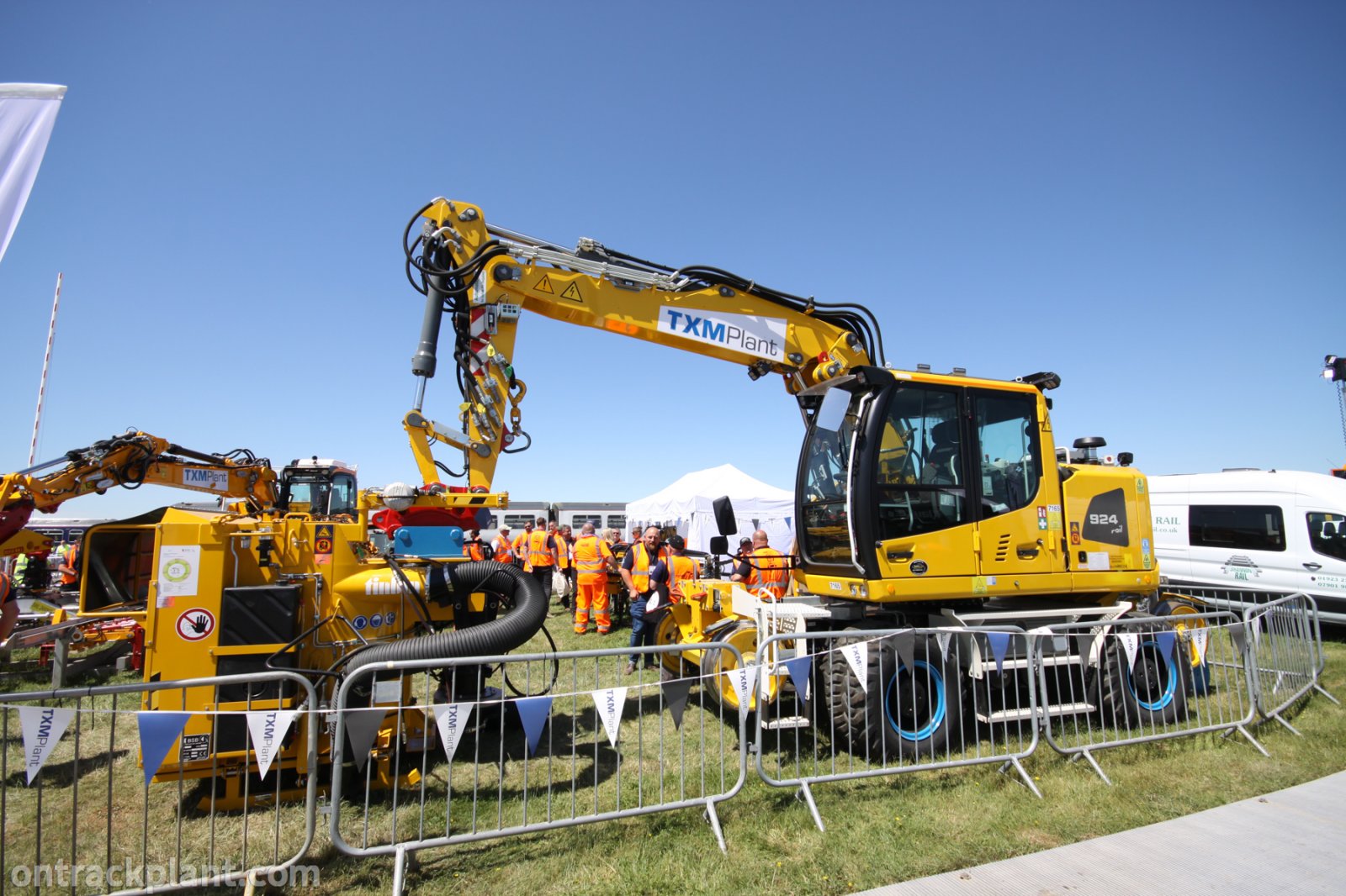 TXM 7165 - Liebherr A924 Rail Litronic — ontrackplant.com