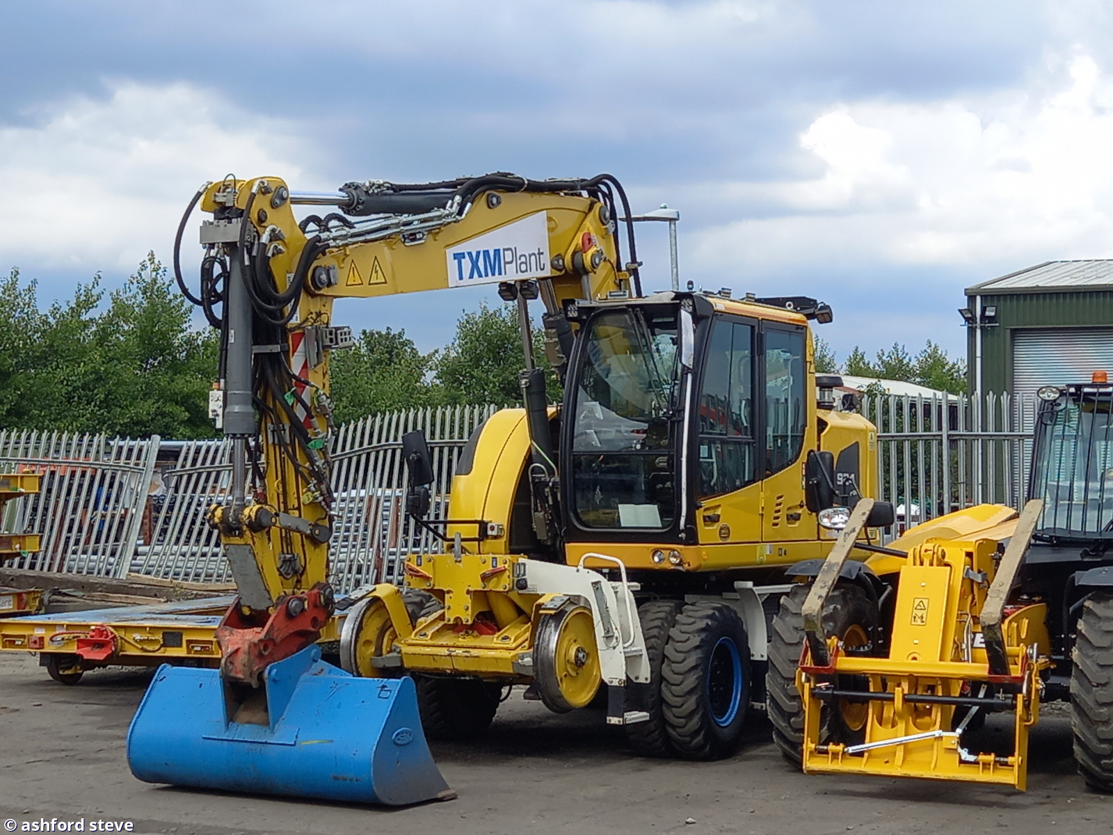 TXM 7169 - Liebherr A924 Rail Litronic — ontrackplant.com